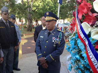 General Castro Castillo deposita ofrenda floral en estatua de Juan ...