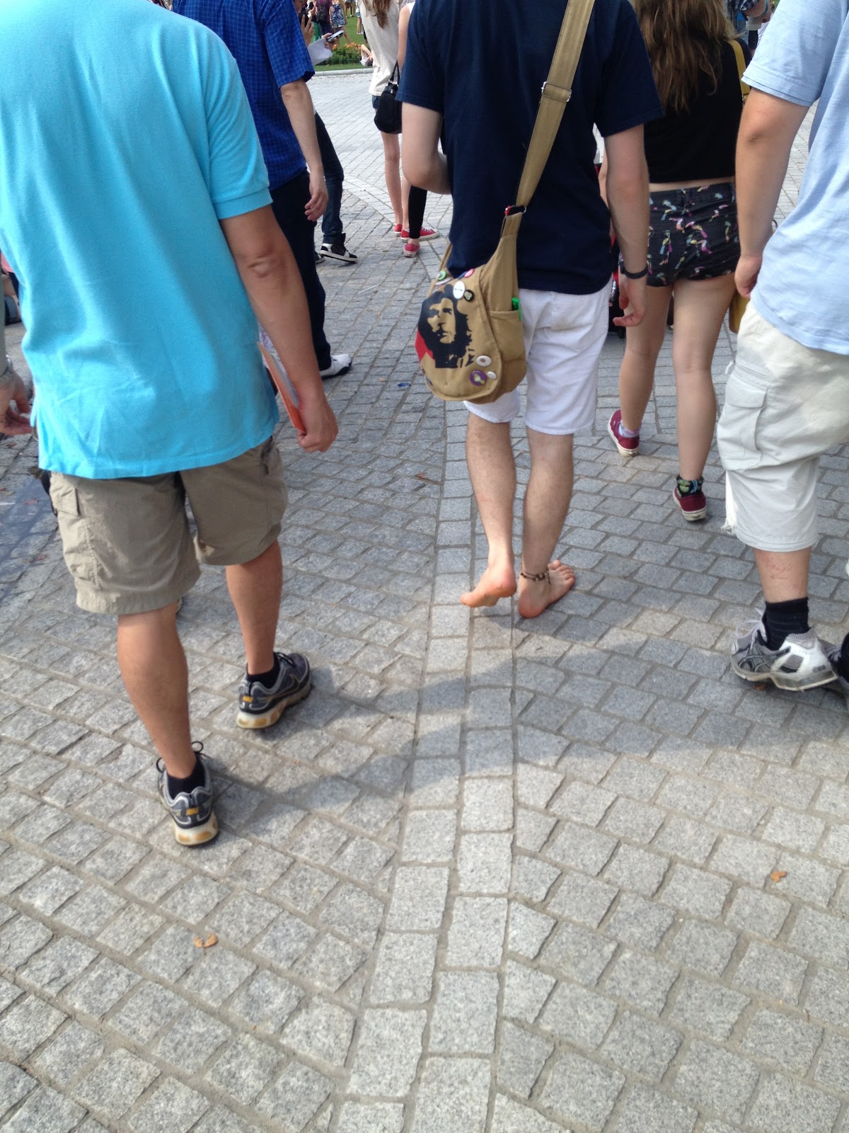 Candid Guys Feet: Young guy barefooting in London