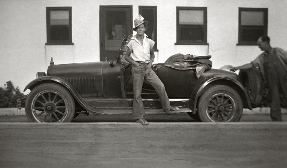 50 Fascinating Vintage Photos of People Posing With Their Family Cars ...
