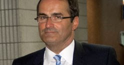 YaPasDePRESSE: L'analyste politique Jean Lapierre obtient gain de cause