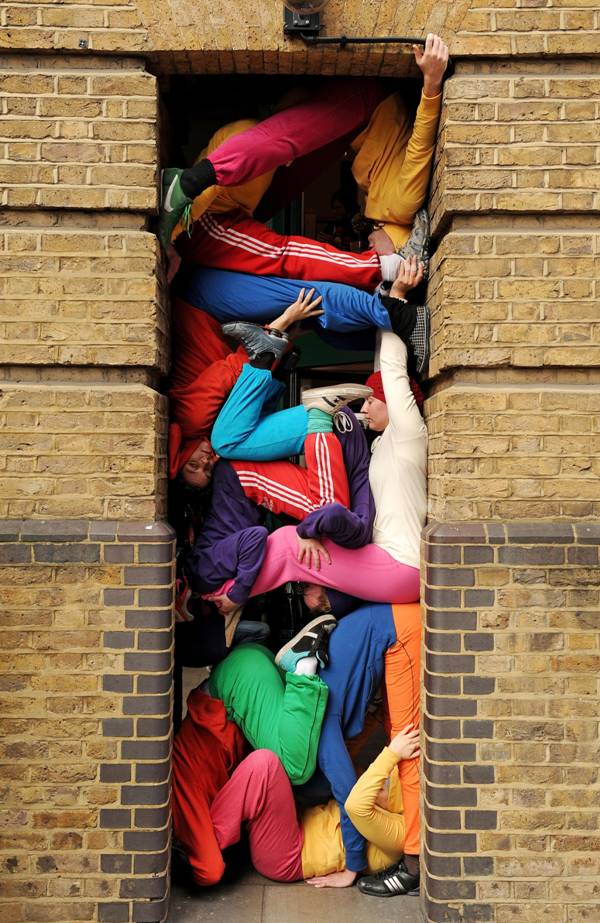 99 WOW: Bodies Crammed Awkwardly in Tight Spacesأجساد محشورة بطريقة ...