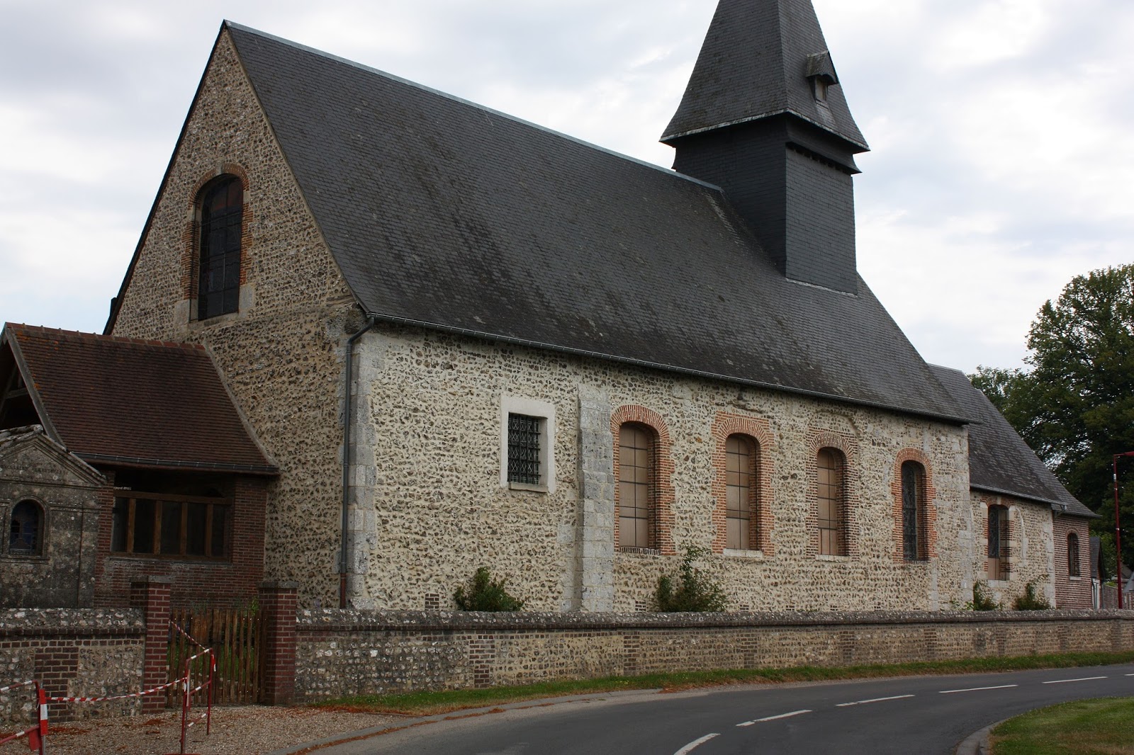 Atlas roman: Mesnil-Raoul - Eglise Saint-Jean-Baptiste (76)