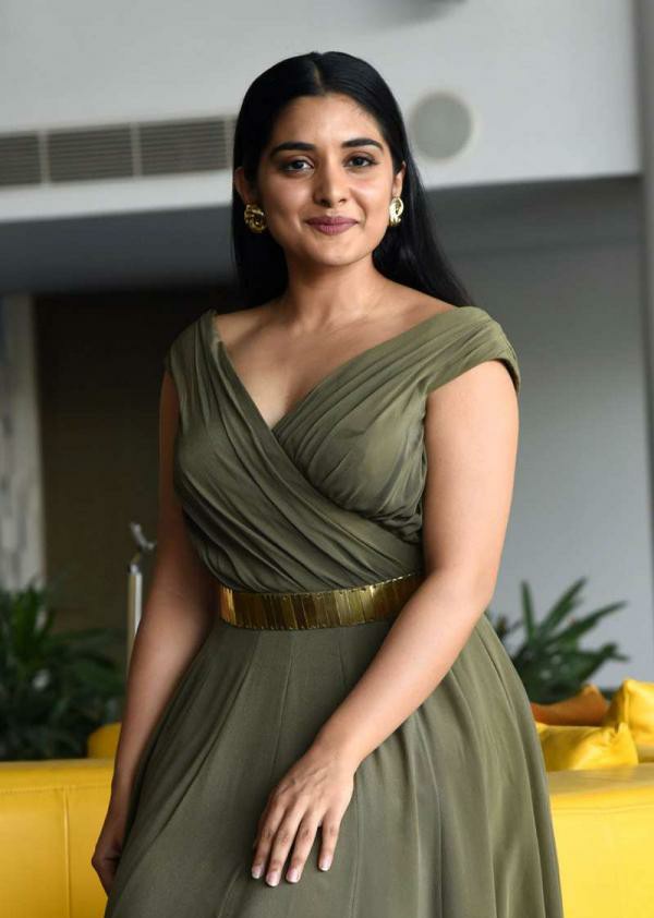 Niveda Thomas Navel