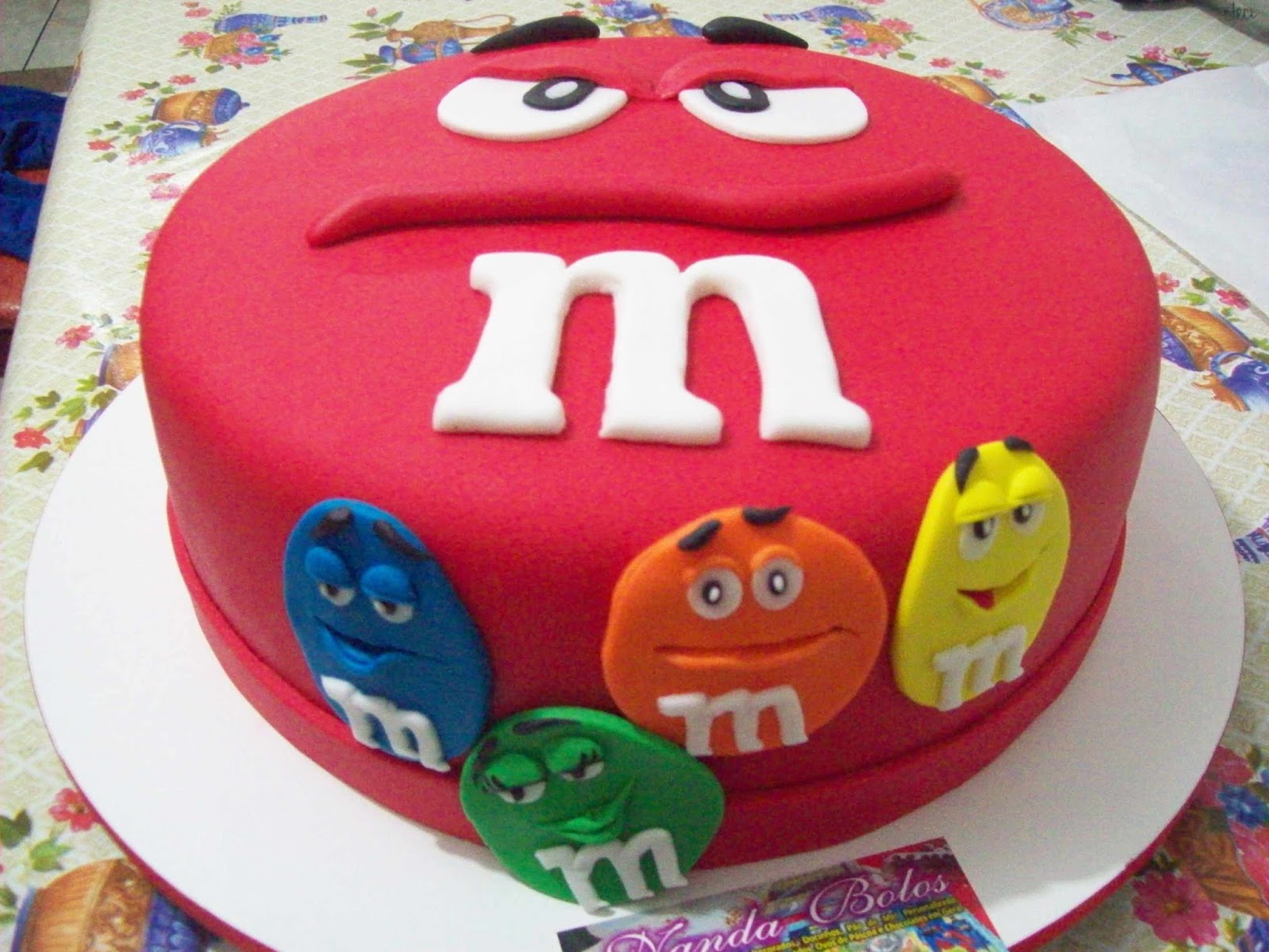 Nanda Bolos: BOLO DECORADO TEMA M&M'S