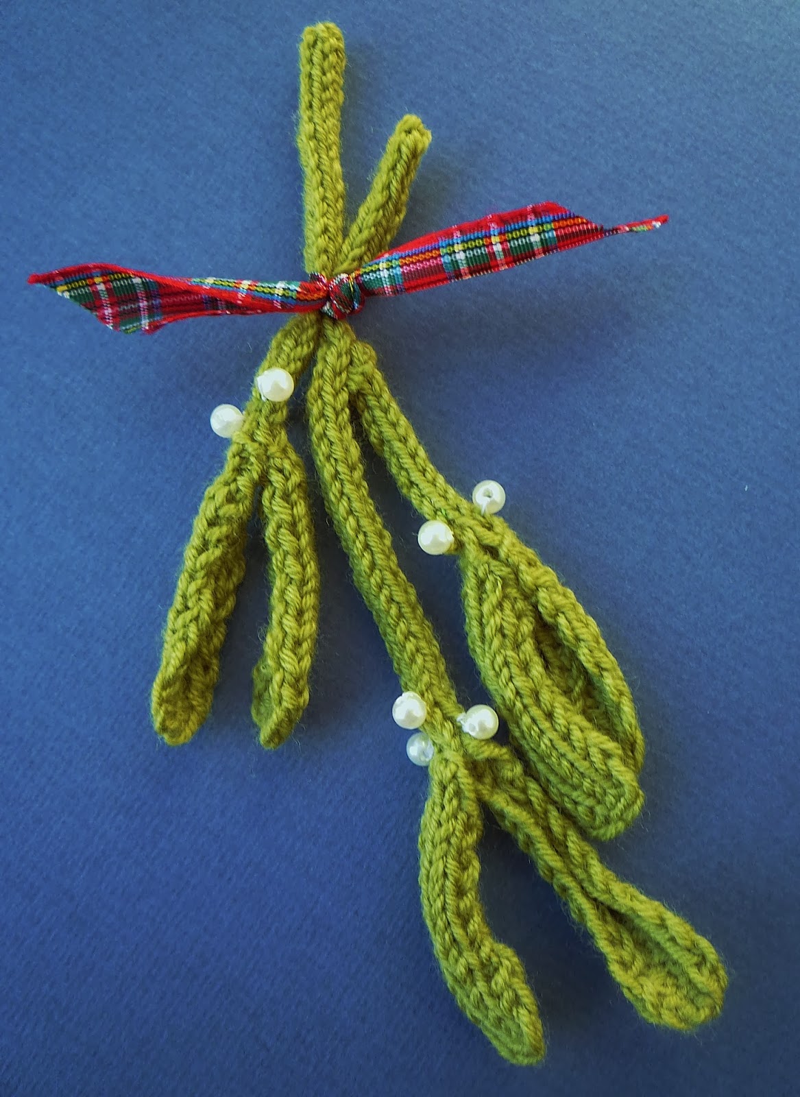 the Creations of Crazy Dazy: free christmas MISTLETOE pattern