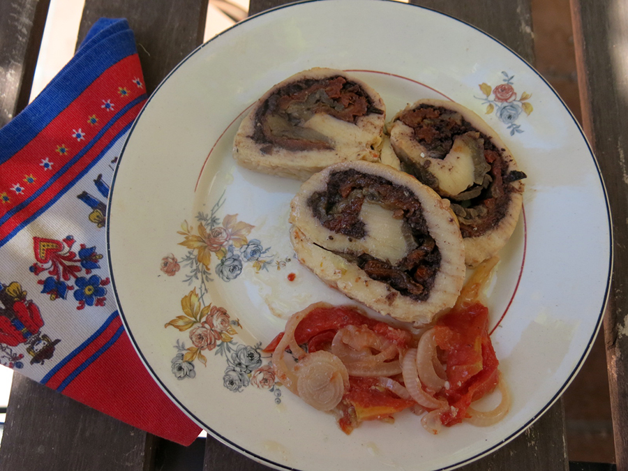 Cuinejar: Rodonet de pollastre farcit d'olivada, tomàquet sec i xampinyó