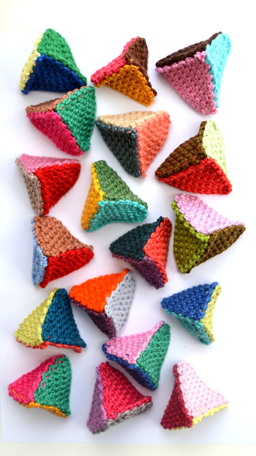 ingthings: DIY crochet pyramid, triangle, mountain, whatever you like ...