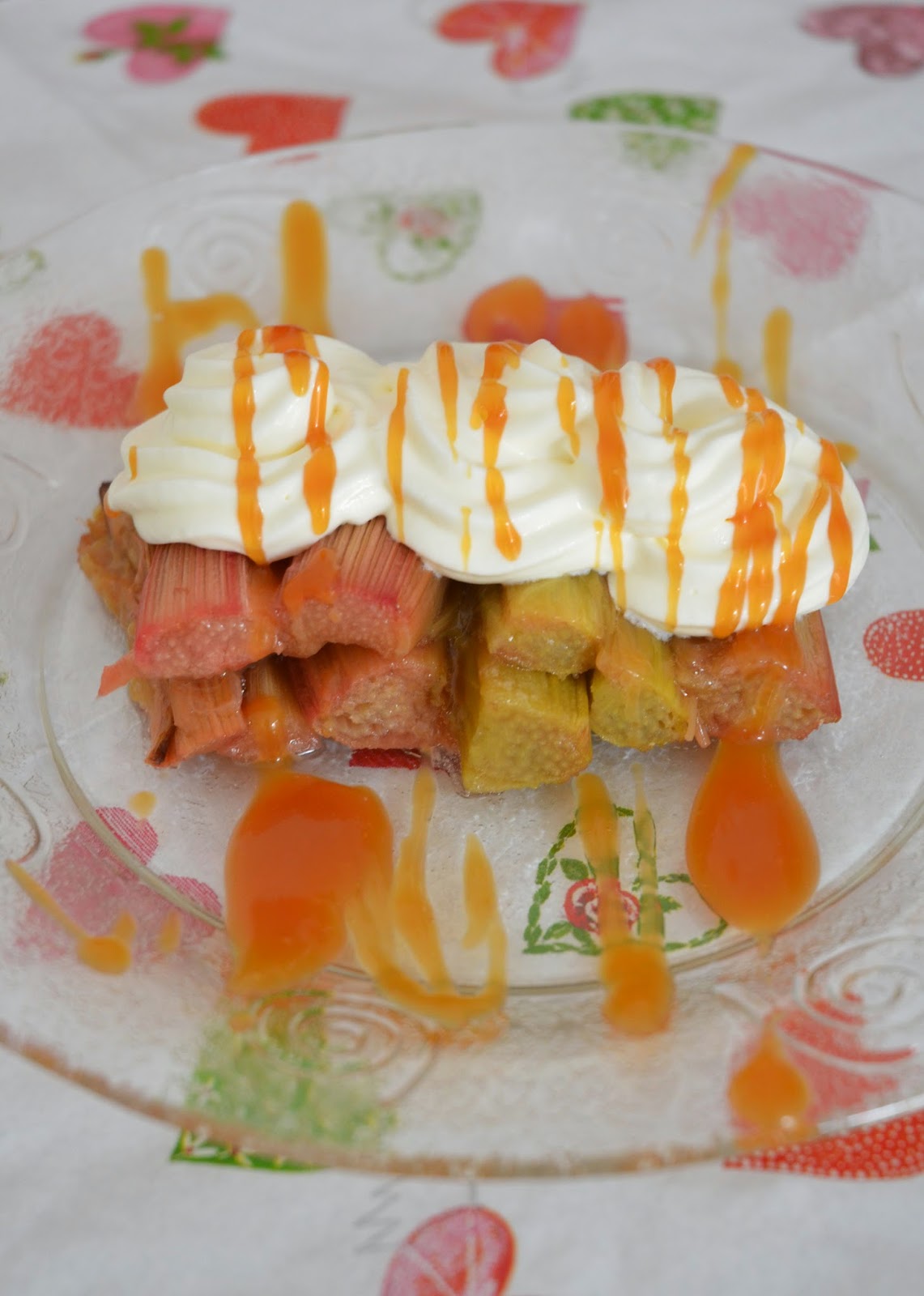 13 desserts, chacun: Confit de rhubarbe, chantilly et caramel