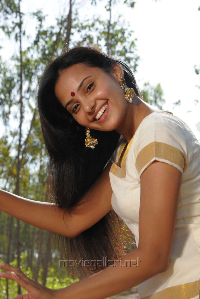 Aarushi Hot Stills in Azhagan Azhagi | Hotstillsindia- Number 1 Hot ...