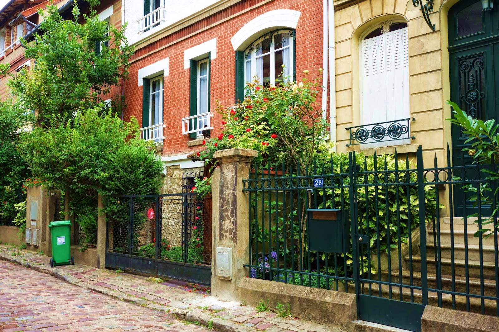 Paris : Square Montsouris l'insolite, verdoyante allée résidentielle ...