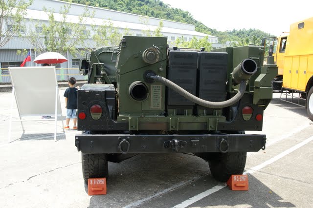 Blair's 軍事,警察及消防攝影: M56 Coyote Smoke Generator 土狼式渦輪發煙車