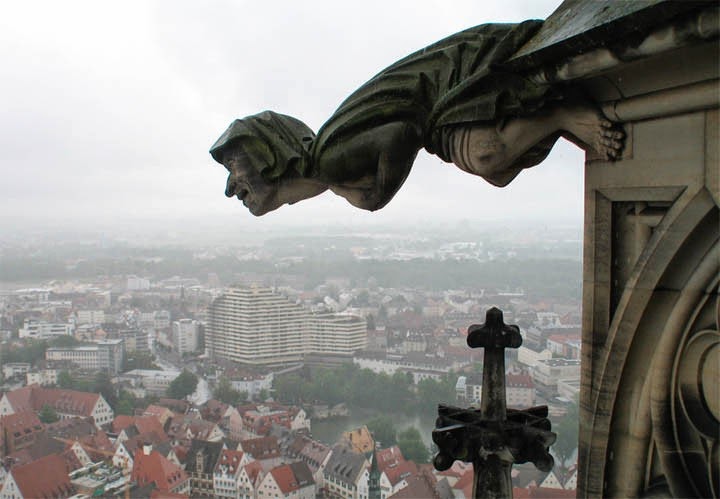 Grotescul gargui | La un pahar de cultura