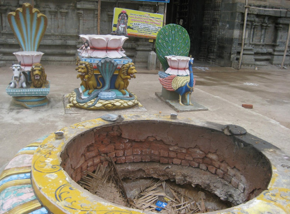 Tamilnadu Tourism: Kailasanathar Temple, Tharamangalam - Temple Tank & Well