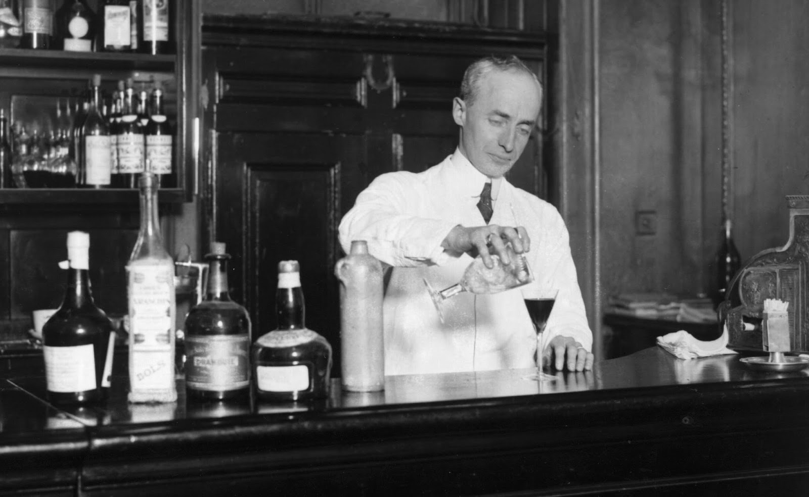 spiritueux magazine: Harry Craddock, le guide cocktail du Savoy en 1930