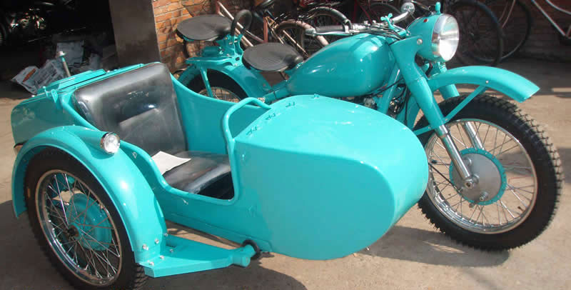 Mind the gap your majesty: Turquoise Motorcycles!