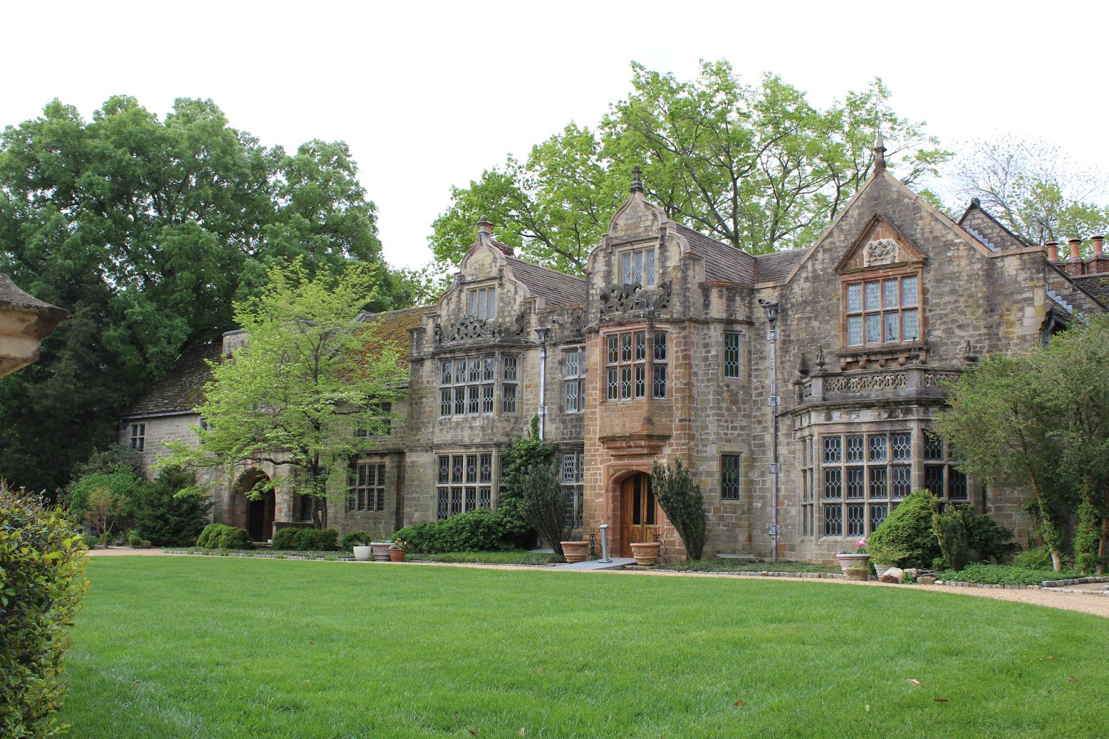 Royal Musings: And right next door to Agecroft Hall is Virginia House ...