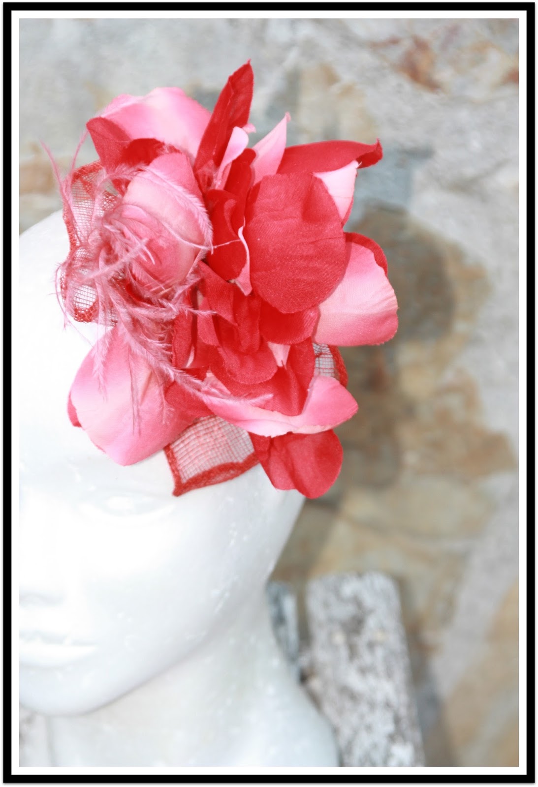 Sandunga Complementos: TOCADO: Flor en tonos rojos