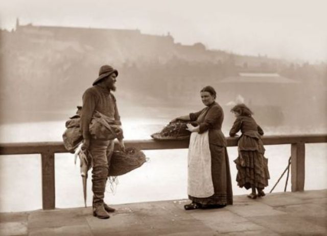 30 Vintage Photographs of Fisher People Around the Small North ...