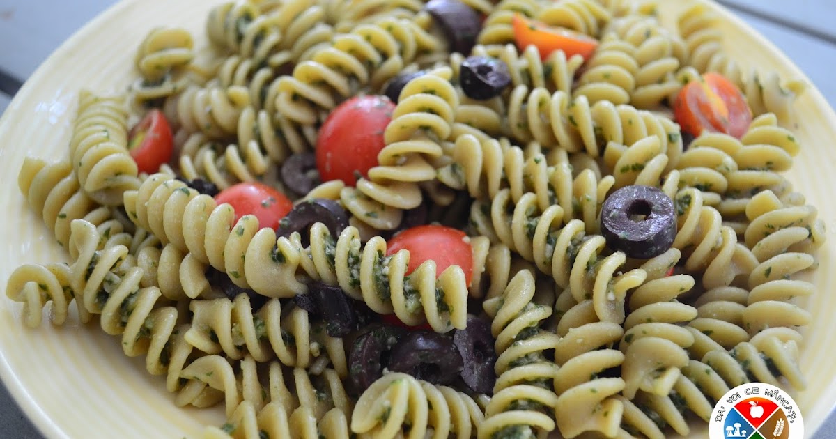 Salata de paste cu pesto, rosii si masline