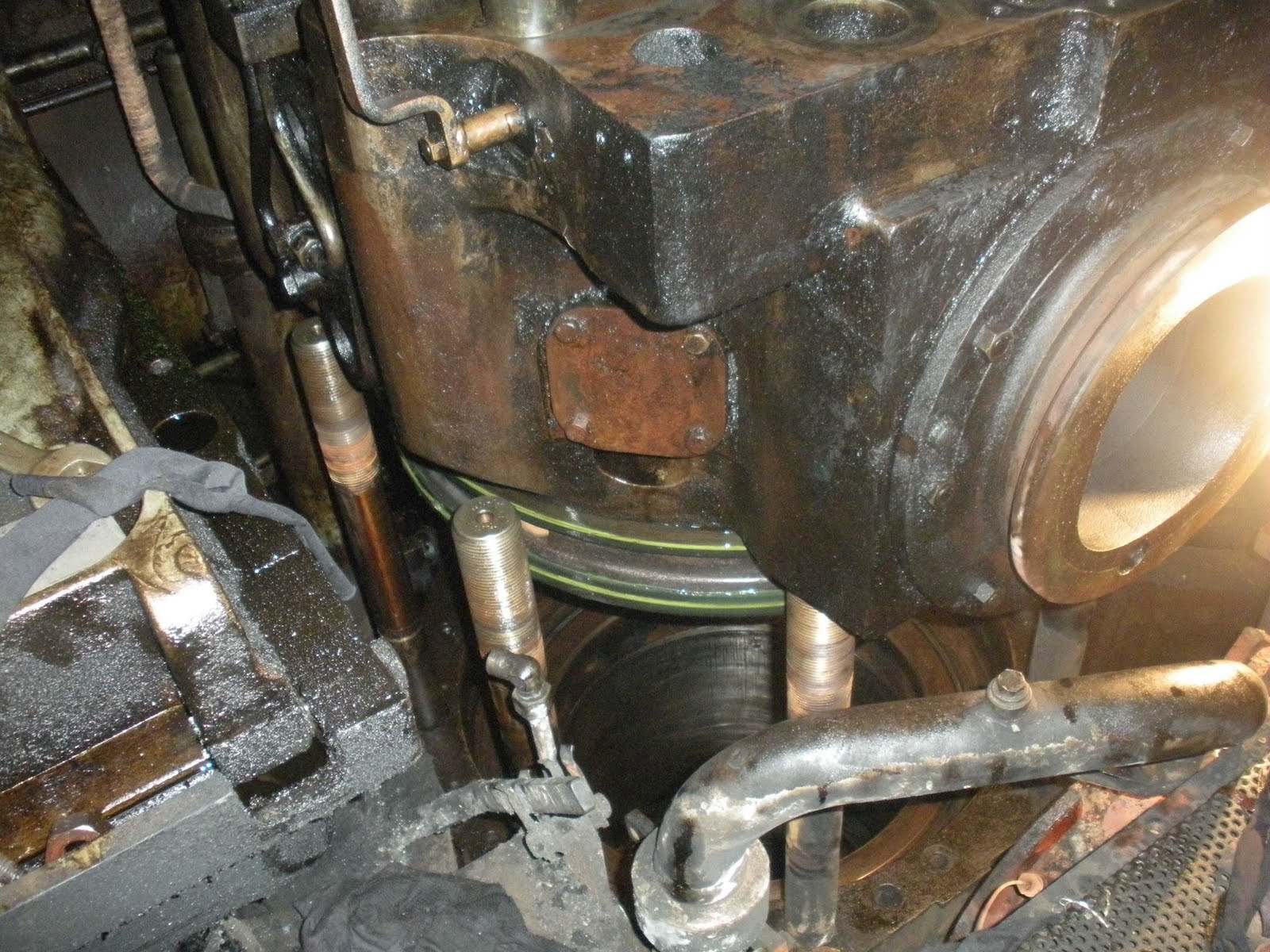 Cylinder Head Installation Process-MAN B&W 58/64 Engine - HFO POWER PLANT