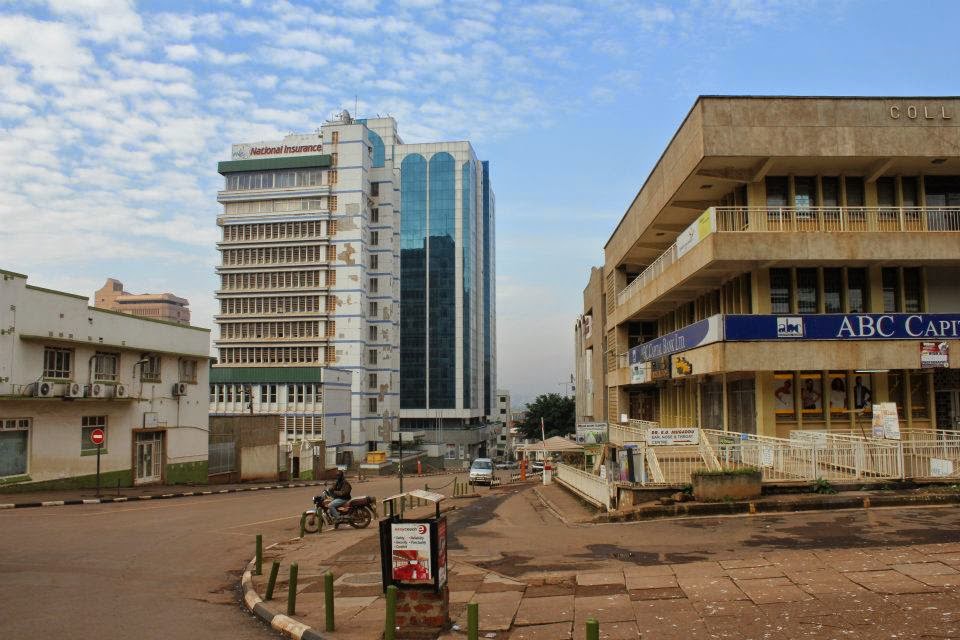 ALCANTARILLAS y tapas (manhole cover, vamos, para entendernos): Kampala