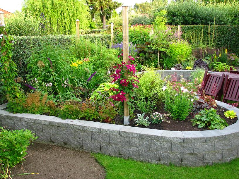 Livets glädjeämnen: Den upphöjda rabatten - Juli