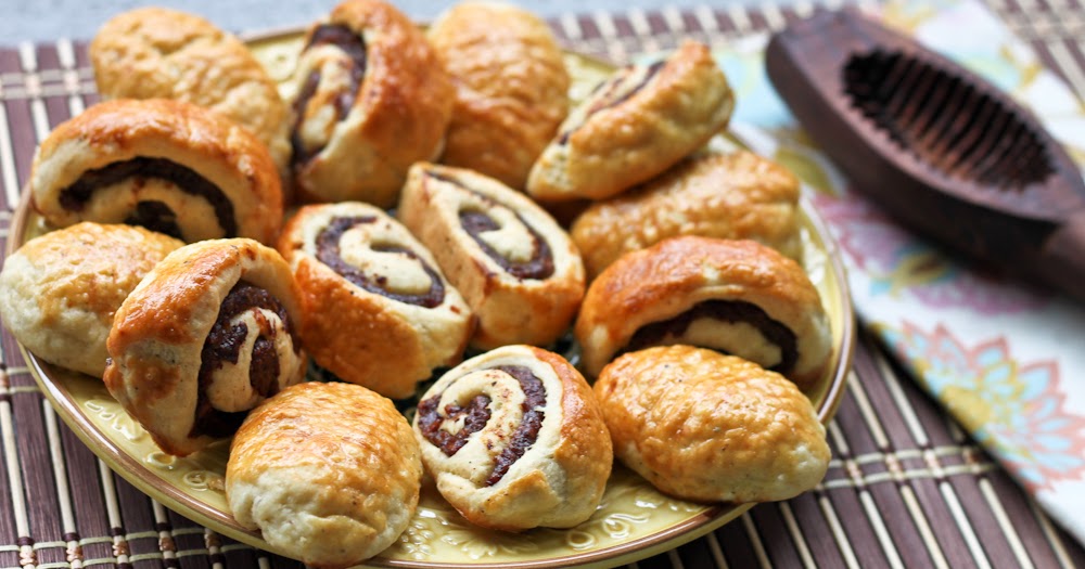 Date or walnut-filled Iraqi cookie (kleicha)