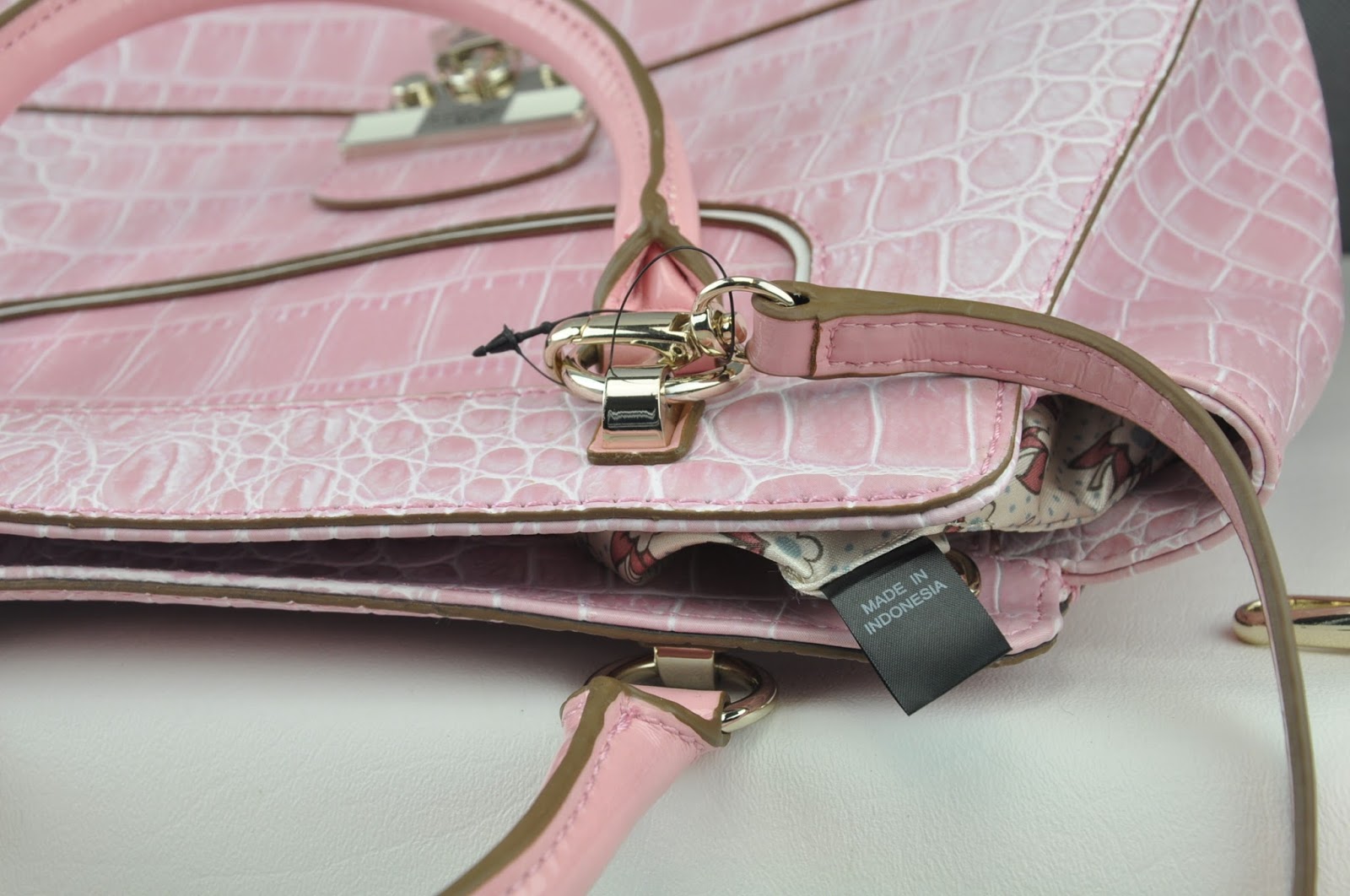 LOVE Everything About GUESS Products !: How to Spot Fake GUESS Bags ...