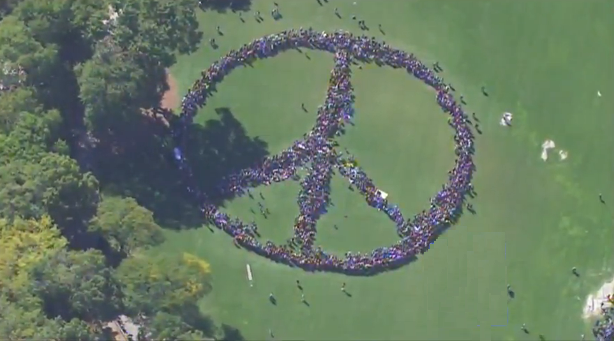 BEATLES MAGAZINE: THOUSANDS FORM HUMAN PEACE SIGN IN CENTRAL PARK TO ...
