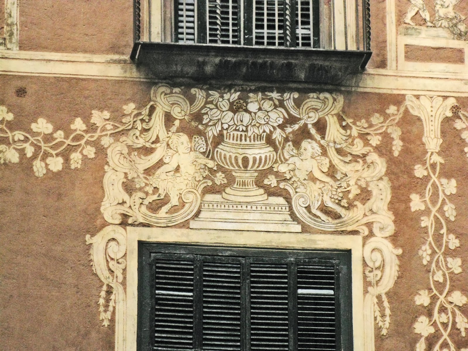 ART ALS CARRERS DE BARCELONA: ESGRAFIATS