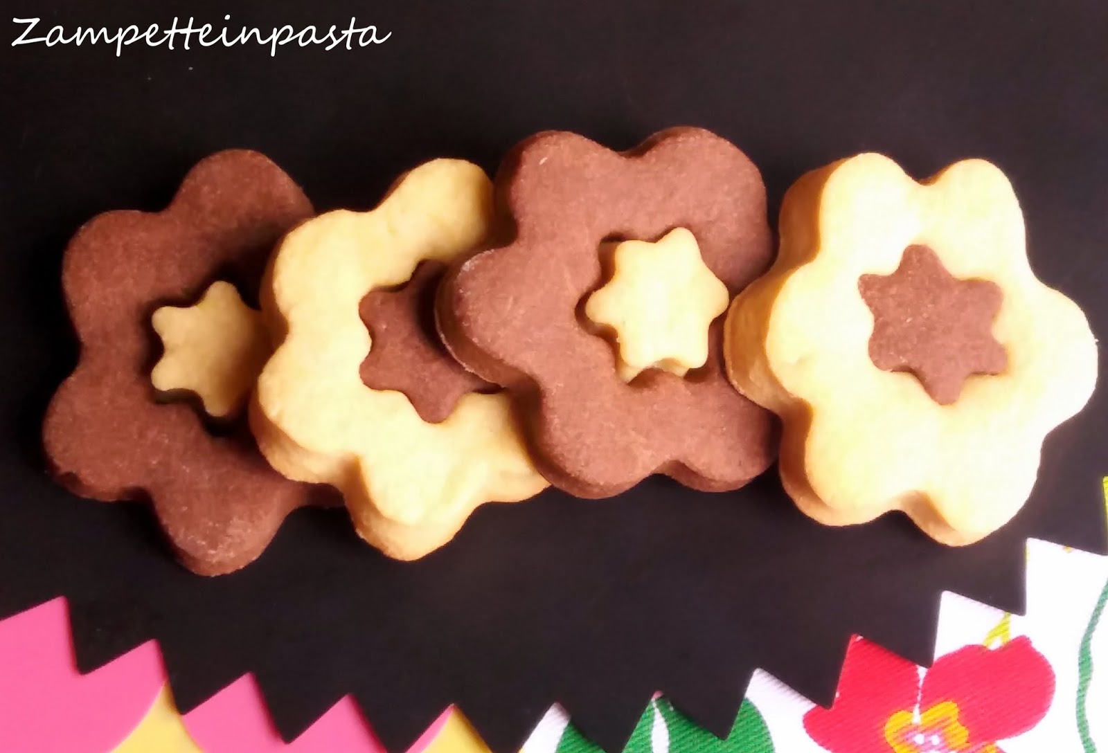 BISCOTTI BICOLORI A FORMA DI FIORE | ZAMPETTE IN PASTA