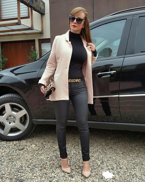 Claudia León, Sello de calidad y experiencia internacional