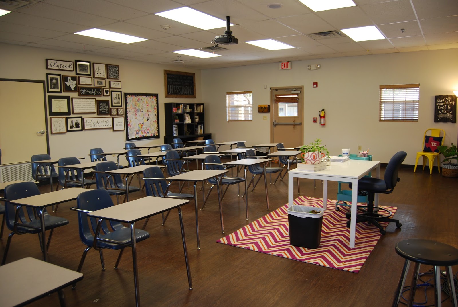 Momfessionals: Teacher Tuesday - Classroom Tour