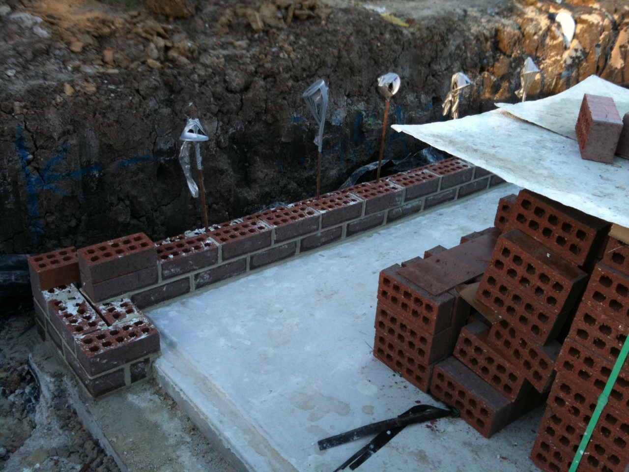 Steve & Mel's Henley 'Cooper' Build.: Garage Wall/Part retaining wall ...