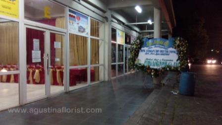 Bunga Papan Ucapan Duka Cita Untuk Almarhum Bapak Gondo Di Rumah Duka ...