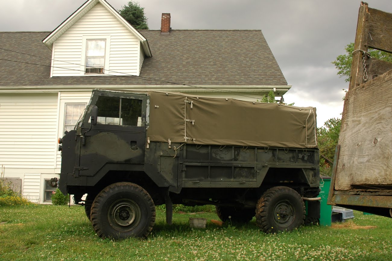 OLD PARKED CARS.: 1976 Land Rover 101 Forward Control.