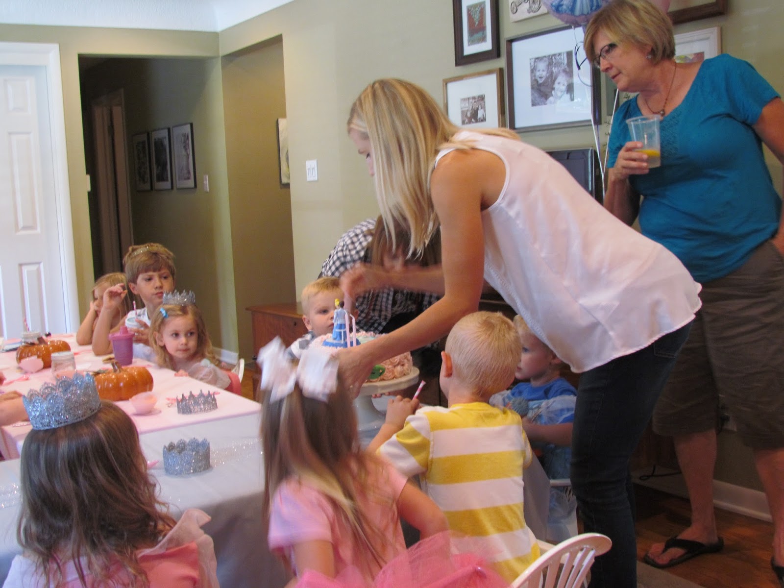 Creative Little House: Pretty Party for Cousin Claire