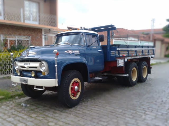 É Nóis Na BR - Viajar é preciso: Um Ford F 600 1956 estacionado em ...