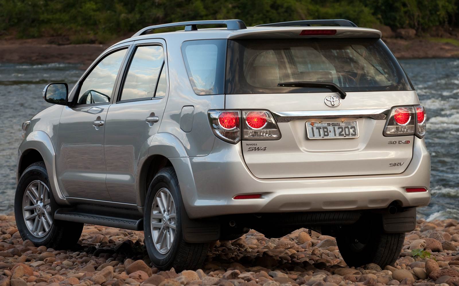 JORNAL PONTO COM: Toyota Hilux SW4 Flex 7 lugares: Preço R$ 122.280 reais