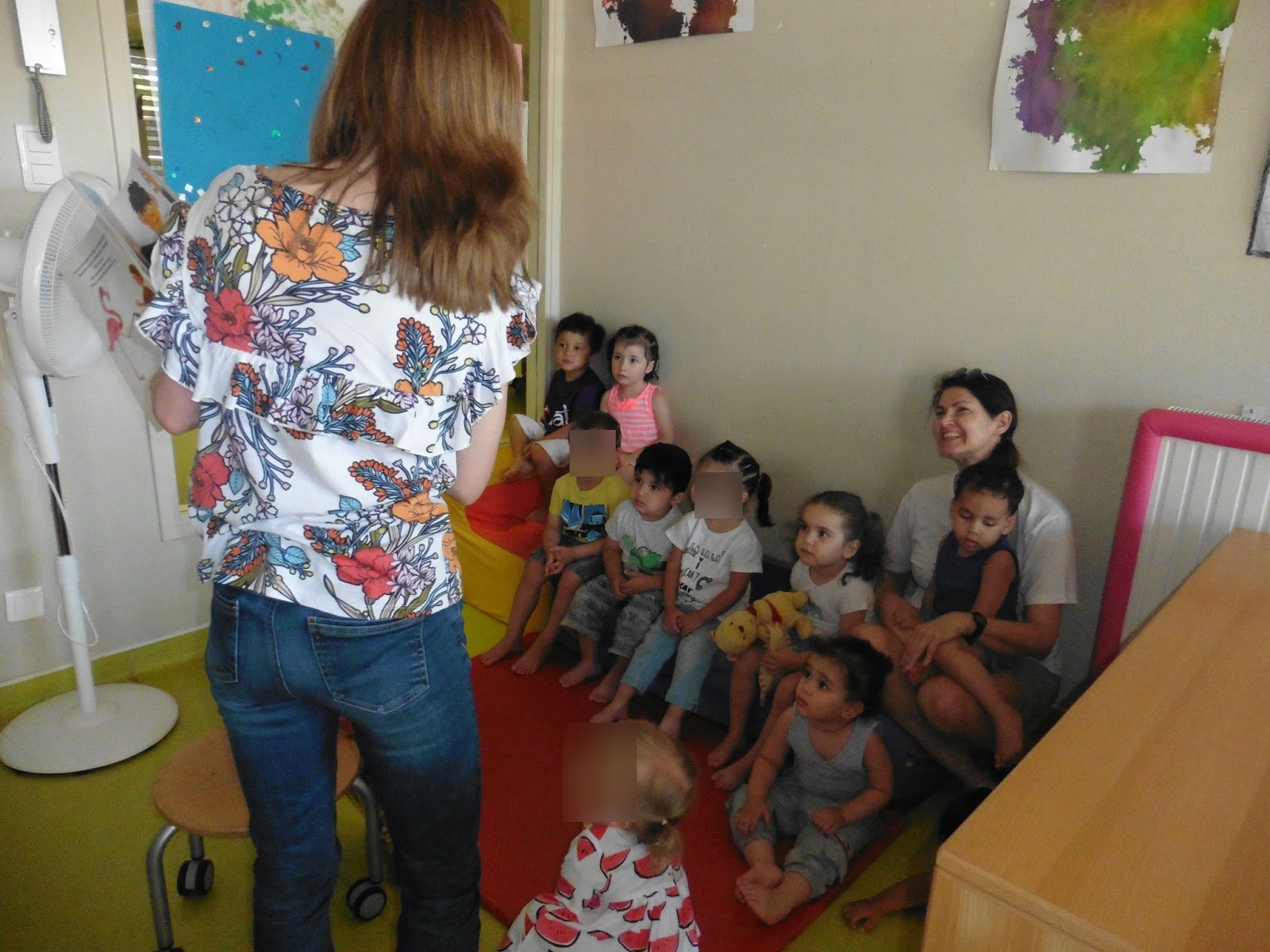 Crèche Baby Nursery: Une maman partage un temps lecture// a Fireflies ...