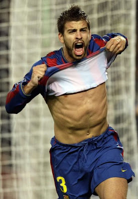 FC Barcelona: Gerard pique shirtless
