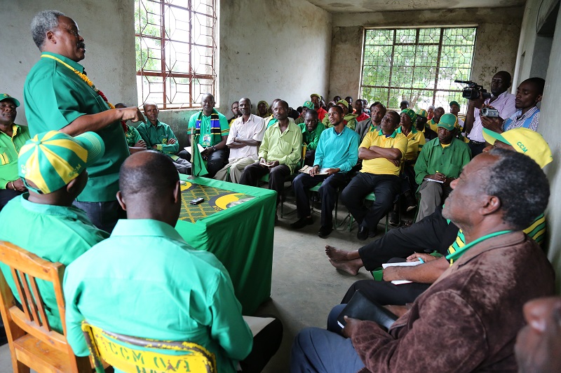 OLE SENDEKA AKUTANA NA MAKATIBU NA WAJUMBE WA KAMATI YA SIASA WILAYANI ...