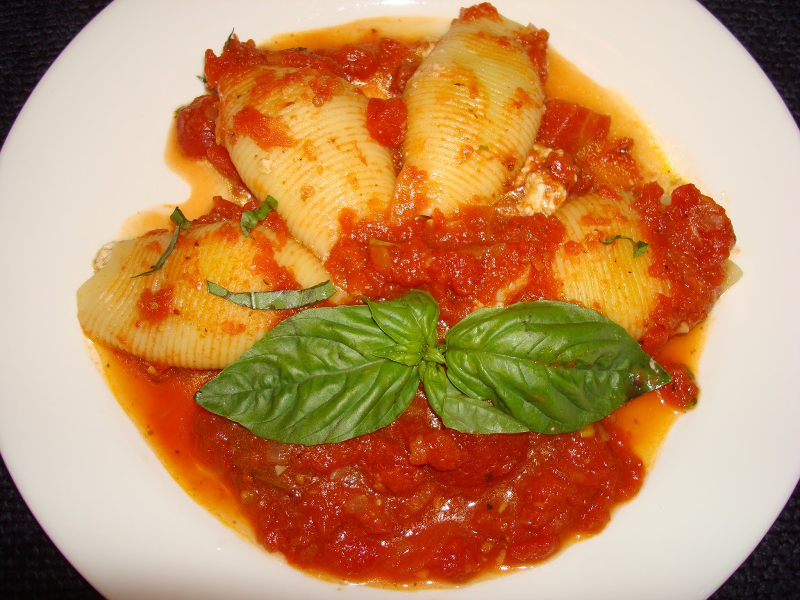 LA COCINA DEL POLLO: STUFFED SHELLS WITH HAM AND CHEESE, MARINARA SAUCE