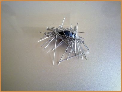 Bekas Jarum Peniti dan Kerongsang DIY