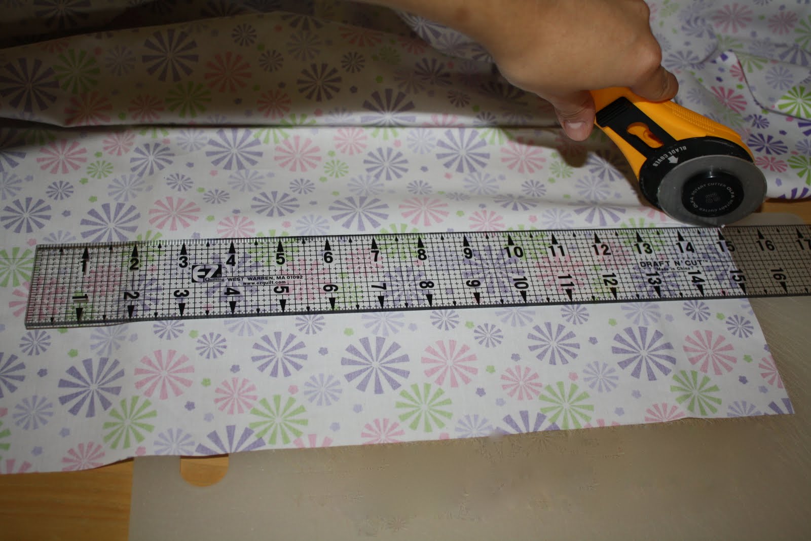 HukilauThreads: How to Cut Long strips of Fabric Even and Fast.