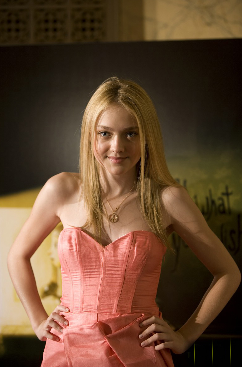 Actress wallpapers for mobile: Cool dakota fanning smile