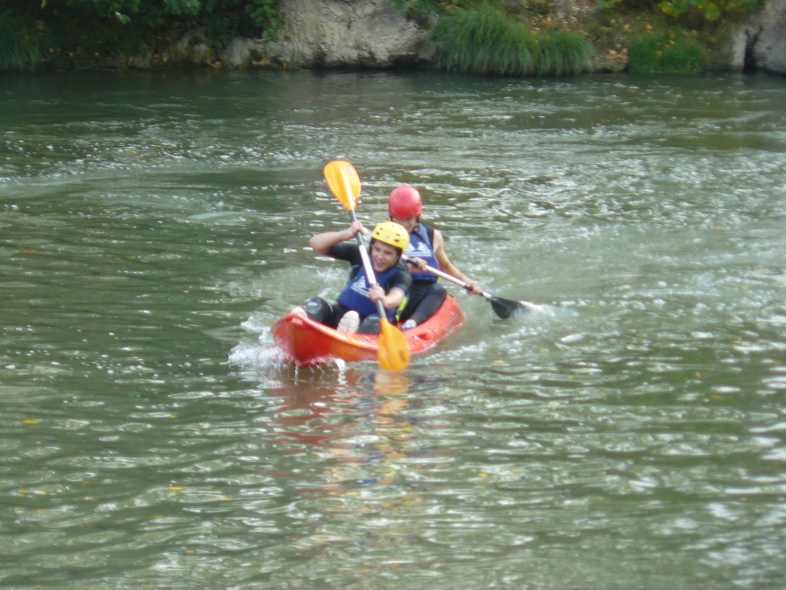 COLEGIO AMOR DE DIOS BURLADA: SALIDA EN PIRAGUA POR EL RIO ARGA