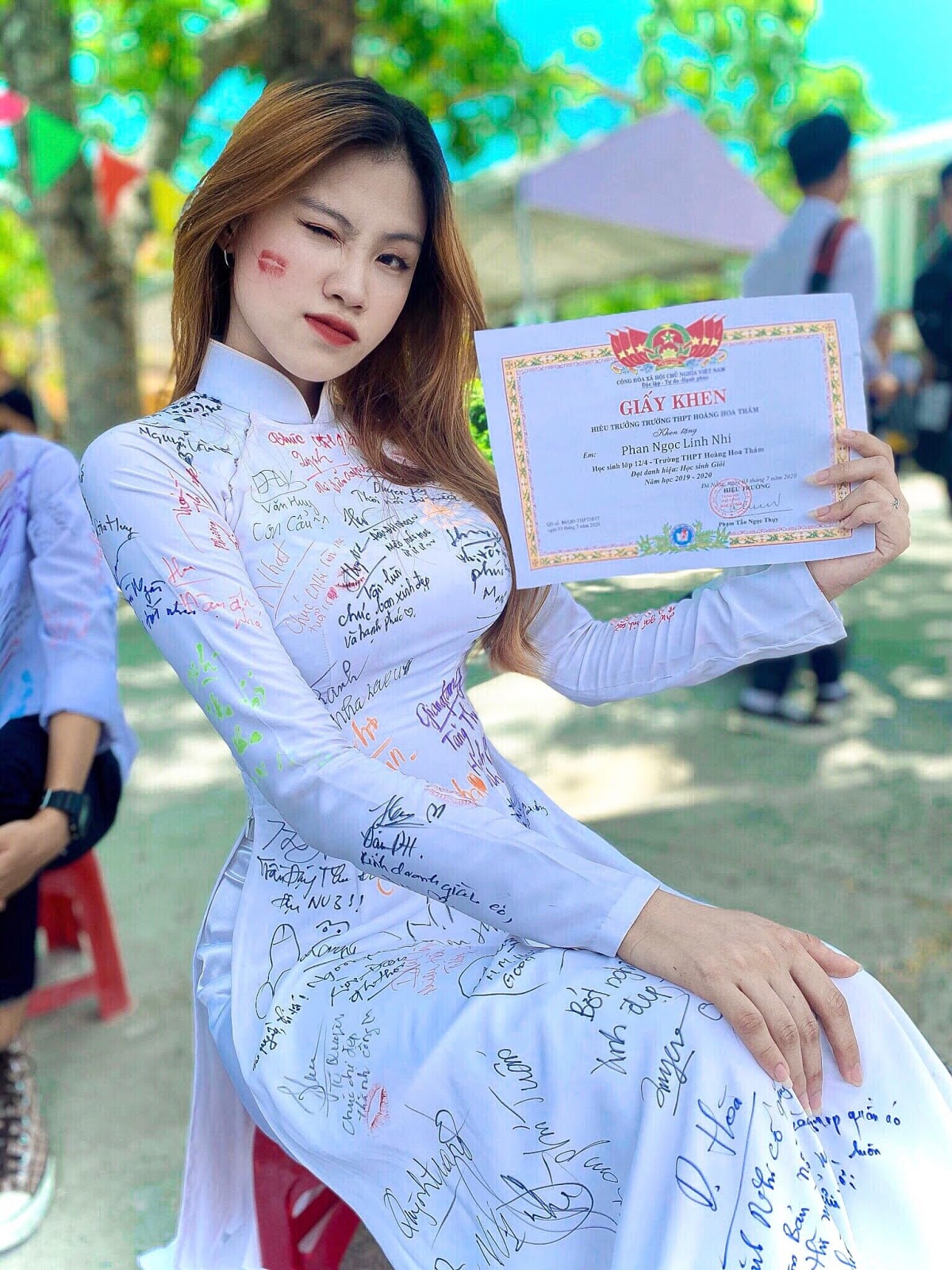 Linh Nhi - Em sẽ sống đời hoa dại,nở rất tươi chẳng phải để ai nhìn ...