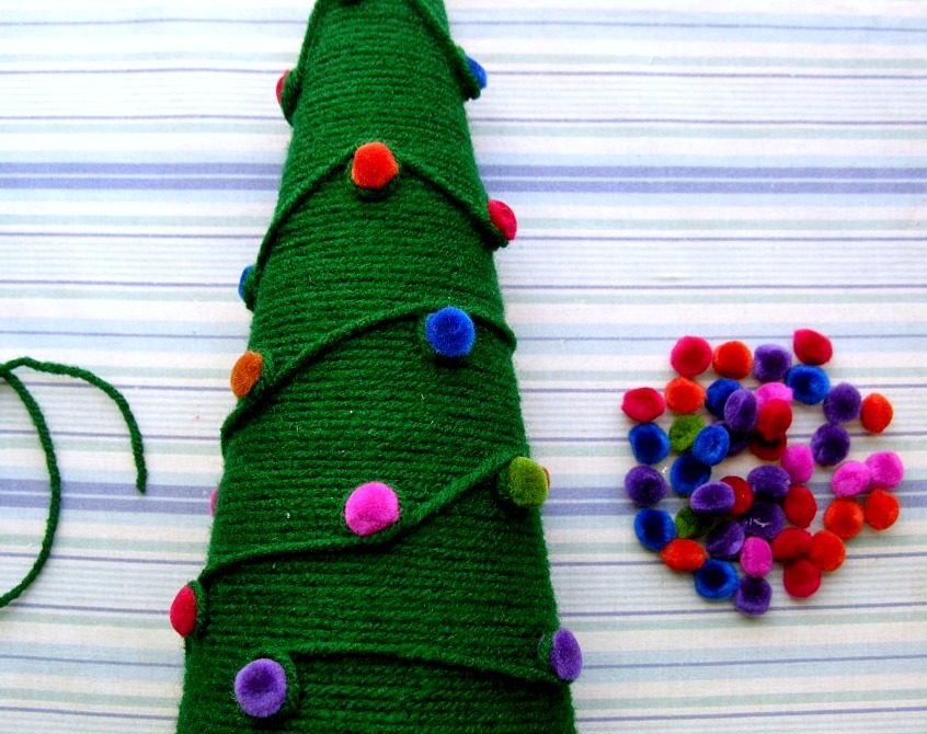 ORDINARY MOMMY DESIGN: DIY Christmas Yarn Tree Tutorial.