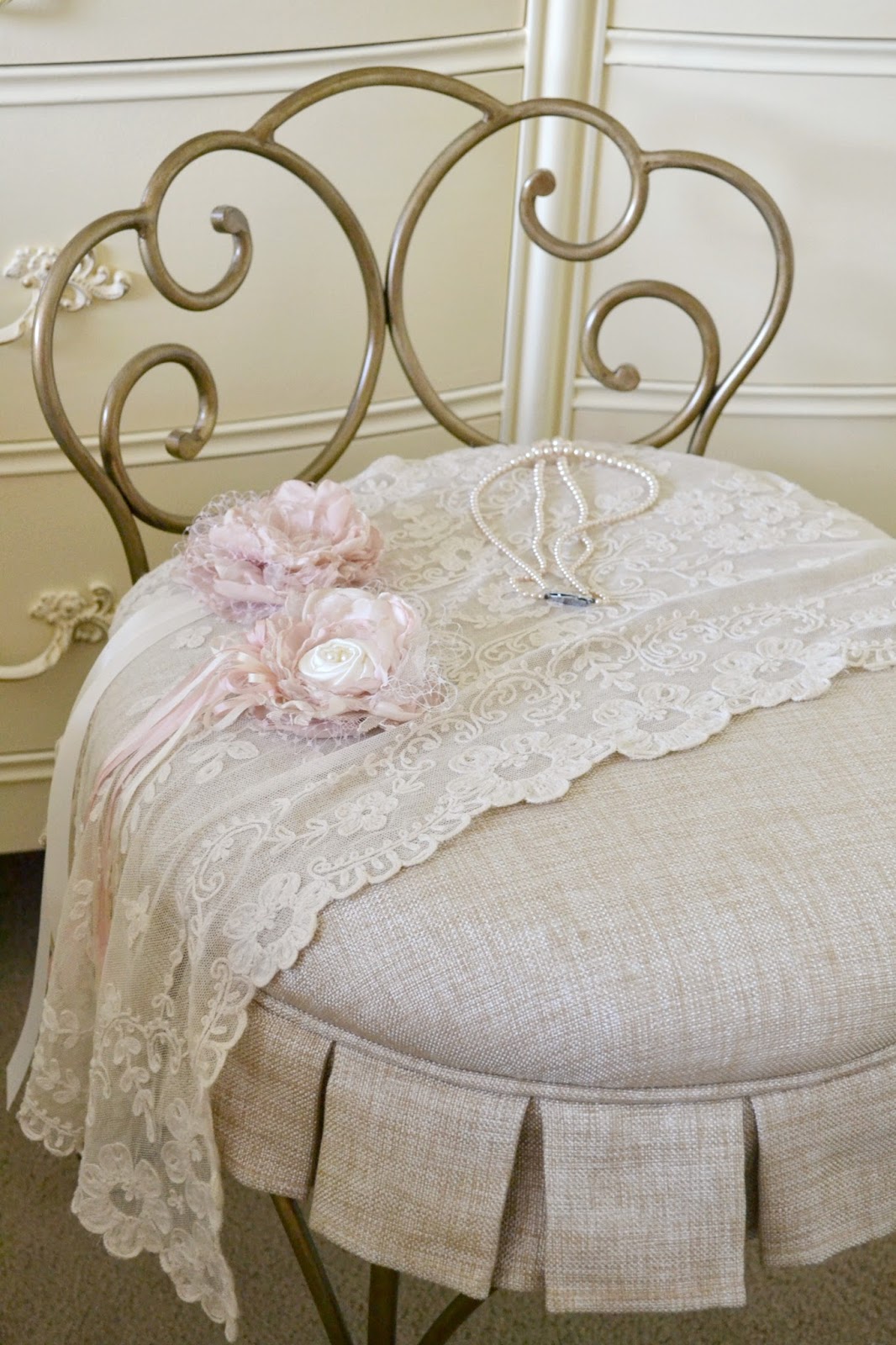 Jennelise: A Pretty Chair